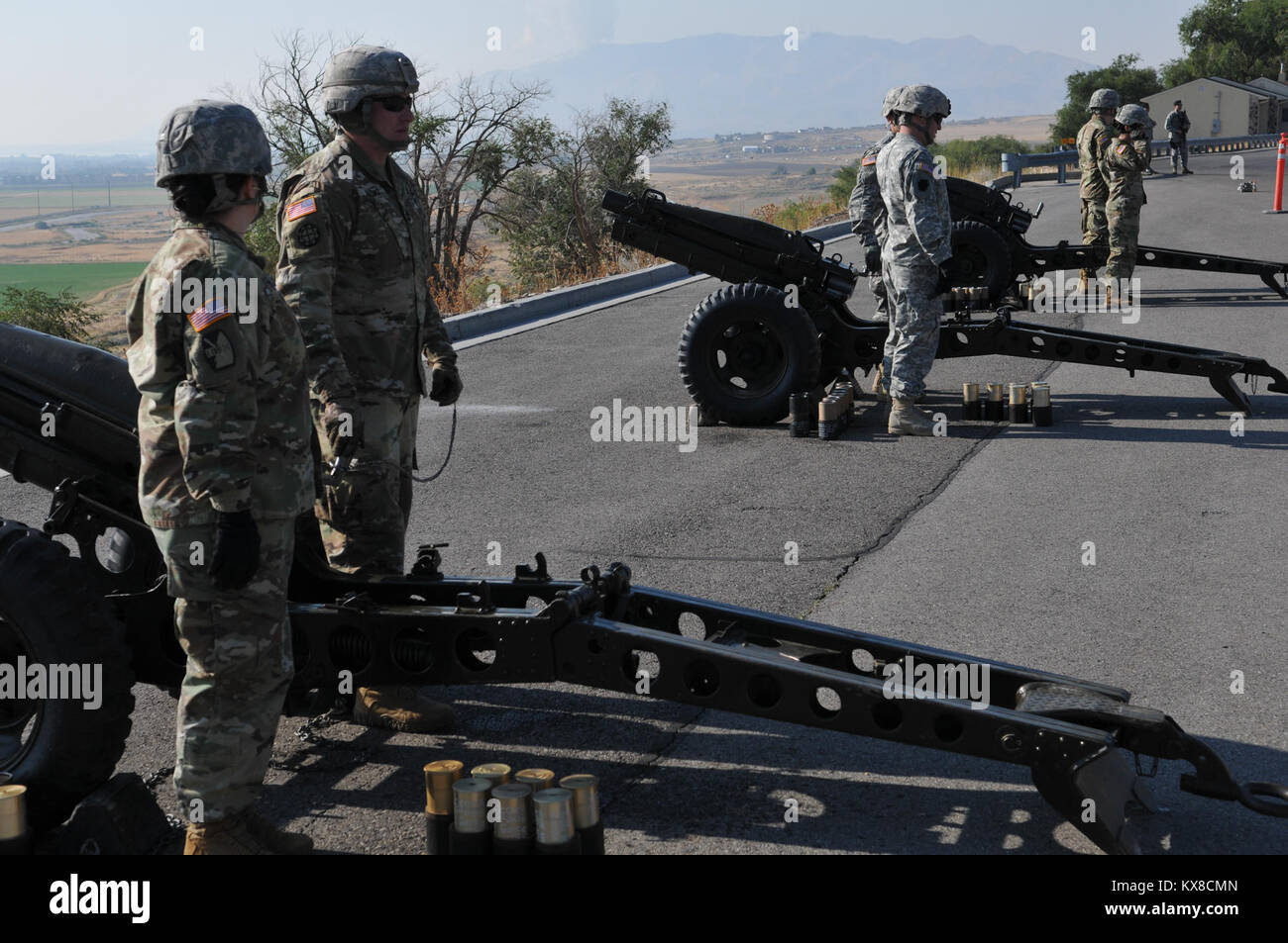 US Army National Guard with howitzer field gun Stock Photo - Alamy