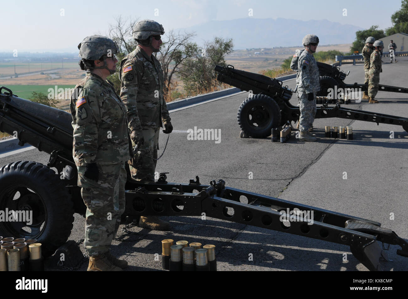 US Army National Guard with howitzer field gun Stock Photo - Alamy