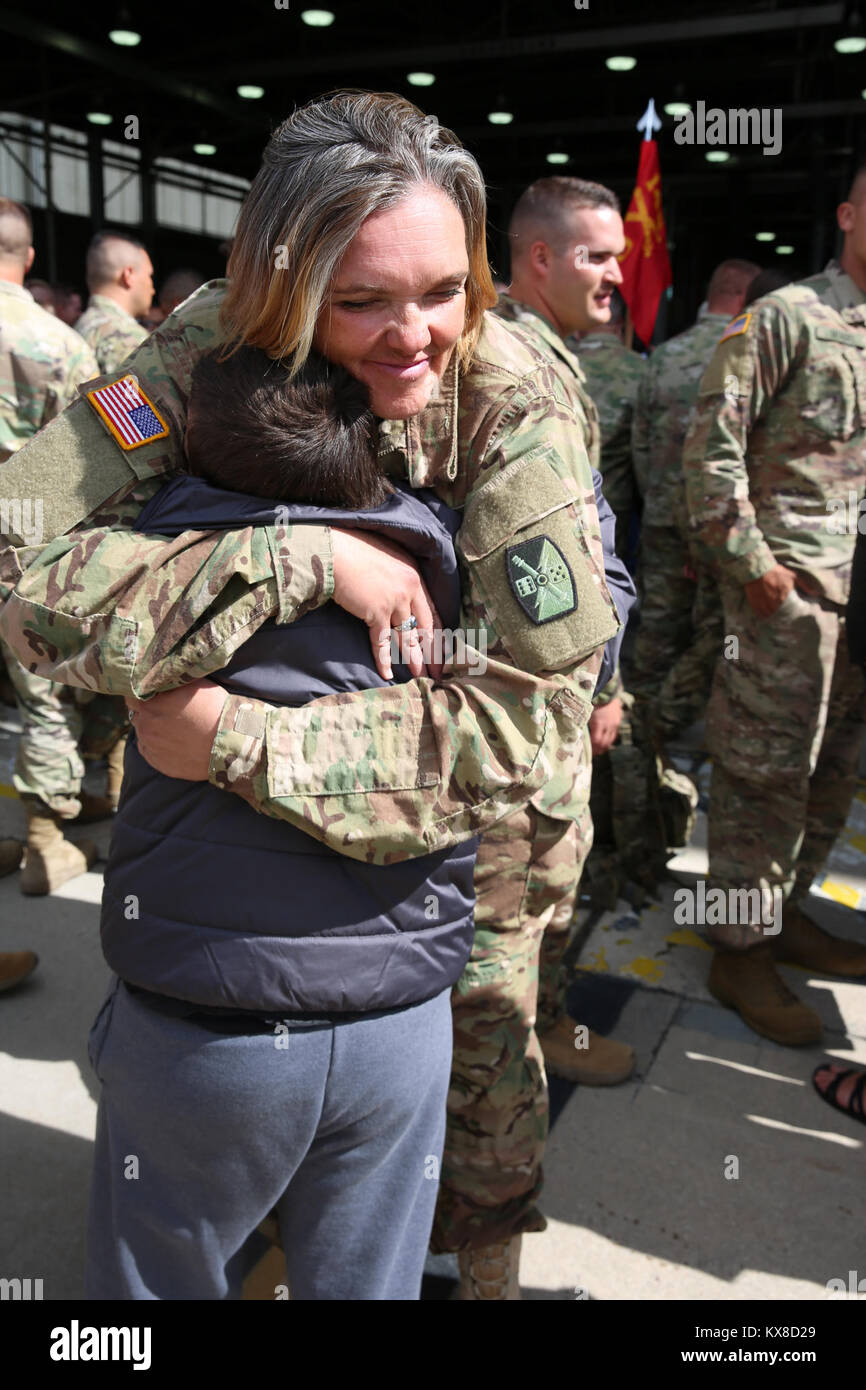 US Army National Guard farewell to family and friends before leaving ...