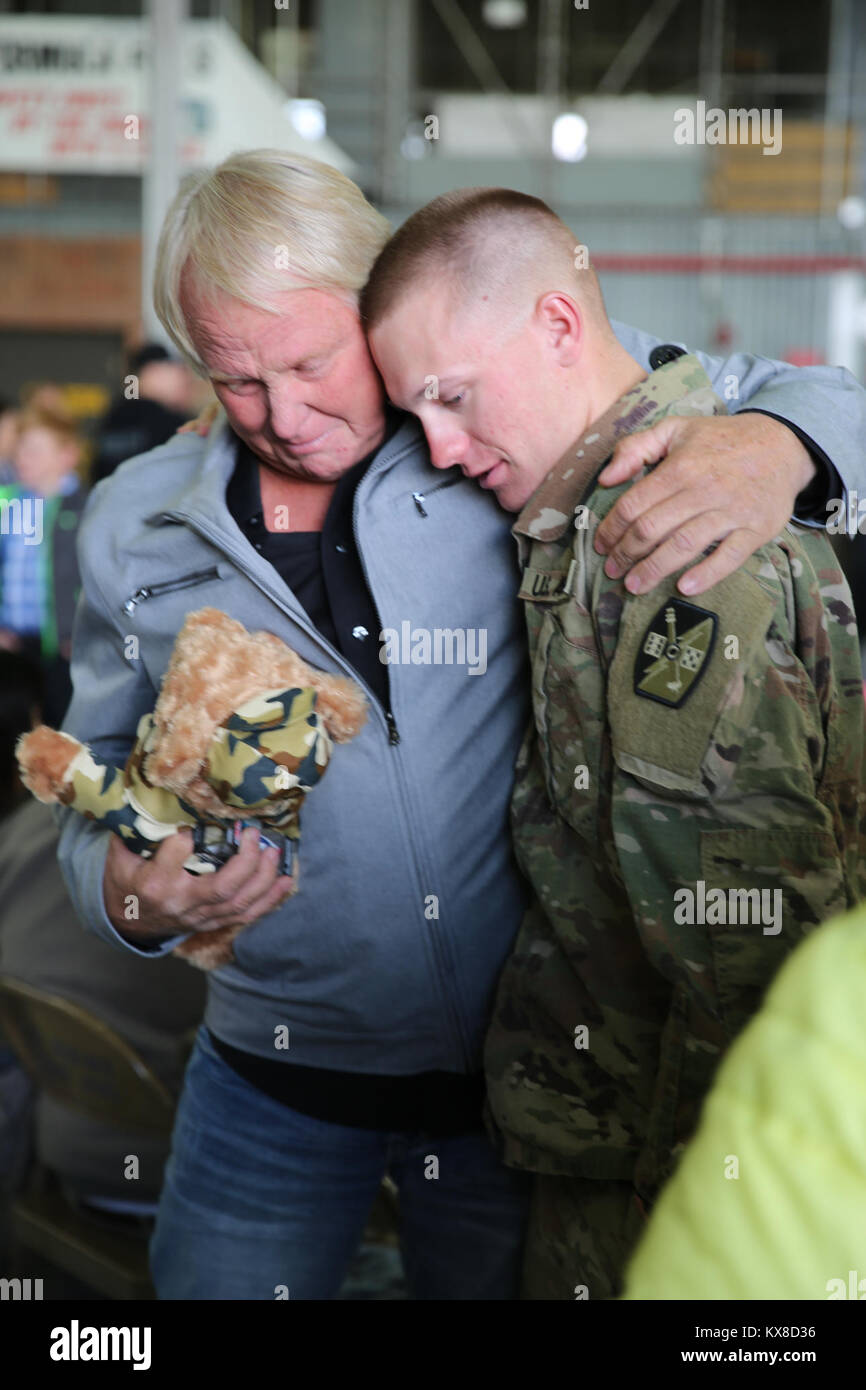 US Army National Guard farewell to family and friends before leaving ...
