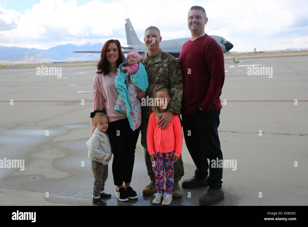 US Army National Guard farewell to family and friends before leaving ...