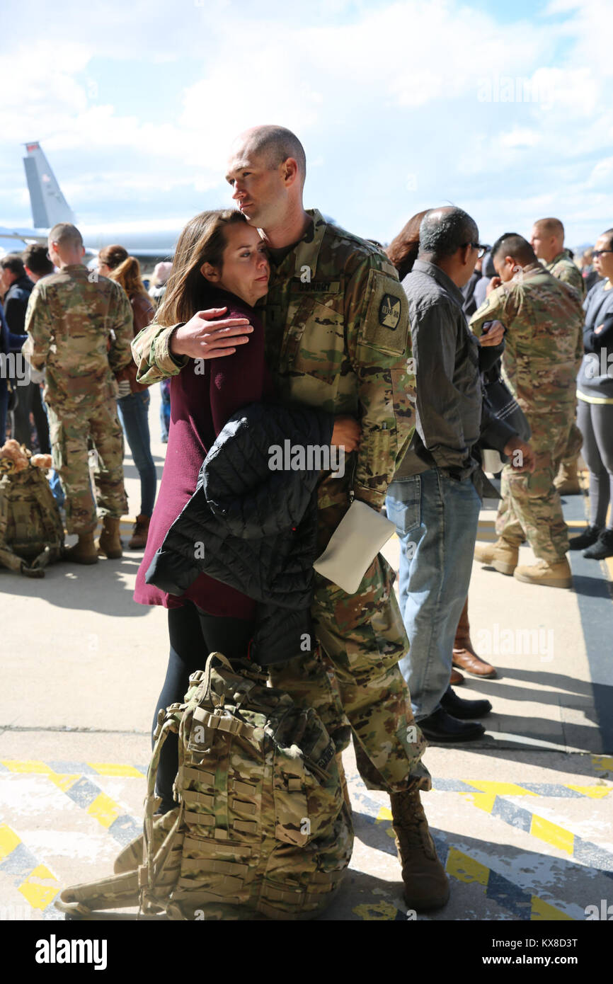 US Army National Guard farewell to family and friends before leaving ...