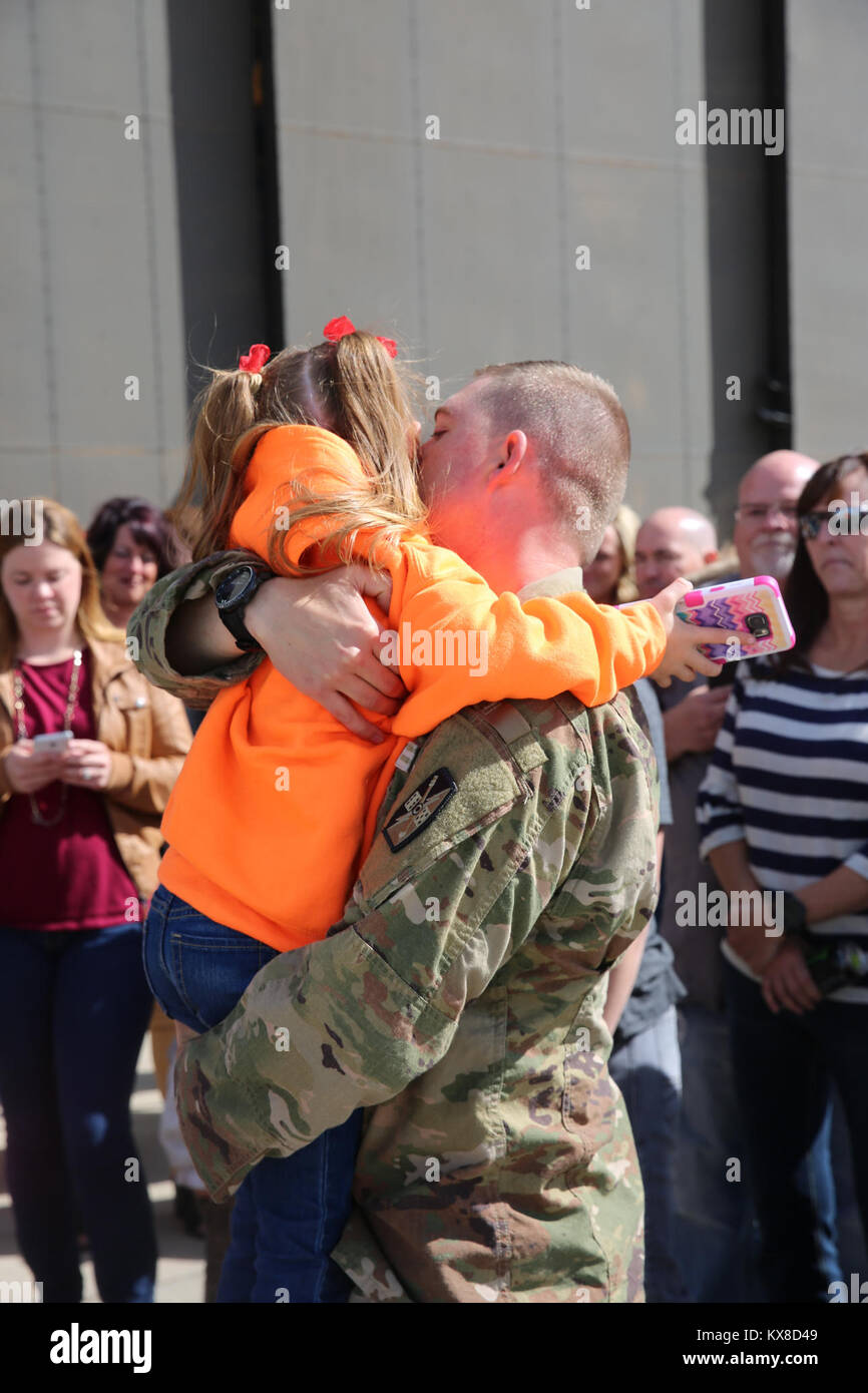 US Army National Guard farewell to family and friends before leaving ...
