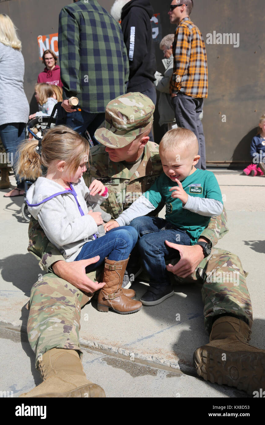 US Army National Guard farewell to family and friends before leaving ...