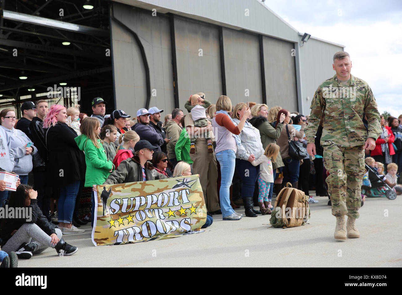 US Army National Guard farewell to family and friends before leaving ...