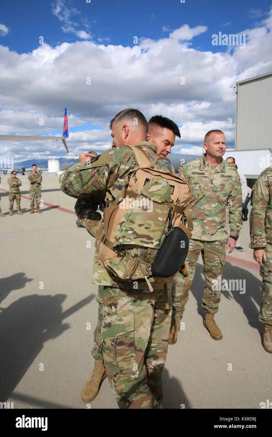 US Army National Guard farewell to family and friends before leaving ...