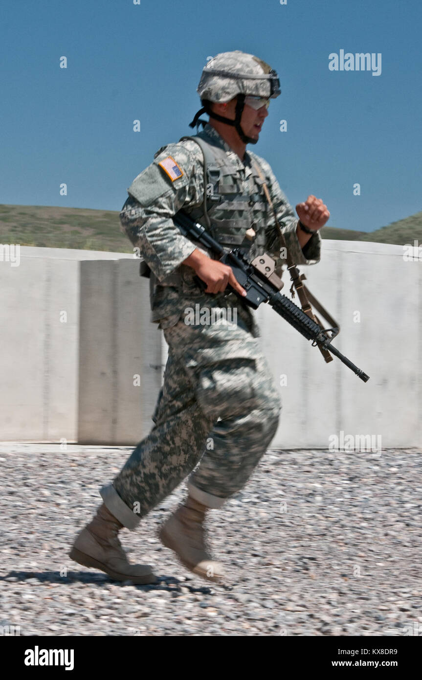 US Army National Guard military training and education. Practicing ...