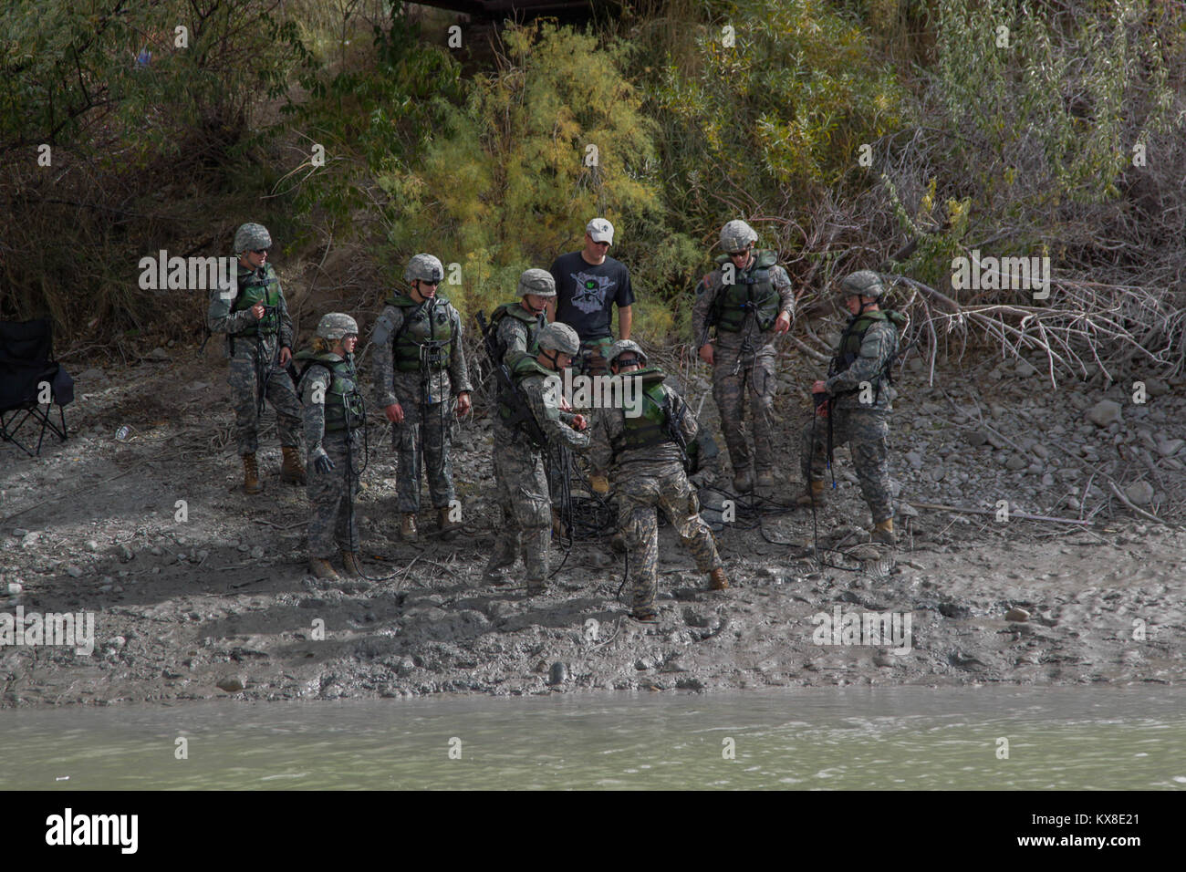 US Army National Guard river crossing teamwork Stock Photo - Alamy