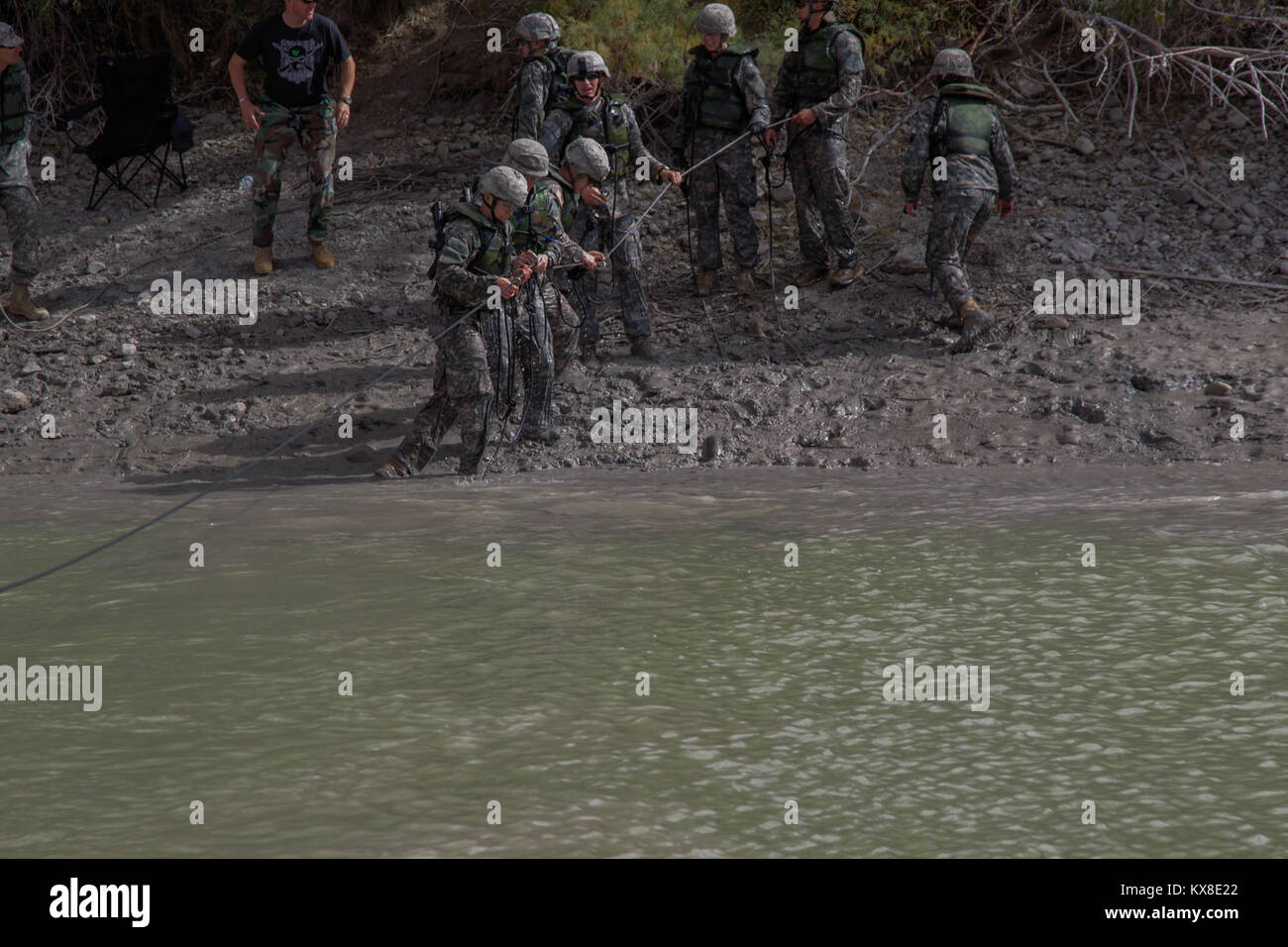 US Army National Guard river crossing teamwork Stock Photo - Alamy