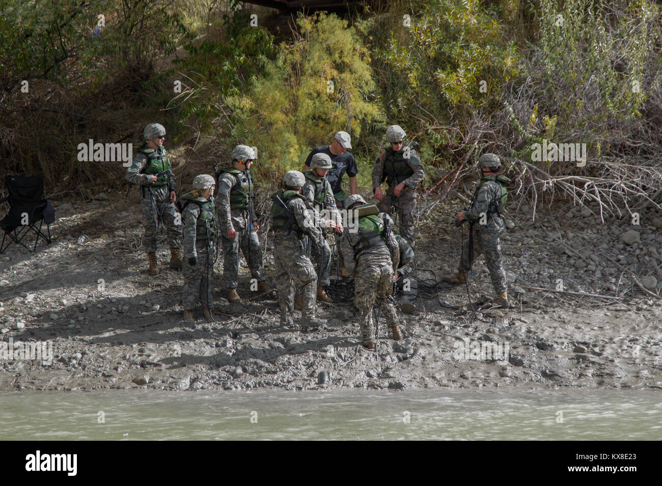 US Army National Guard river crossing teamwork Stock Photo - Alamy