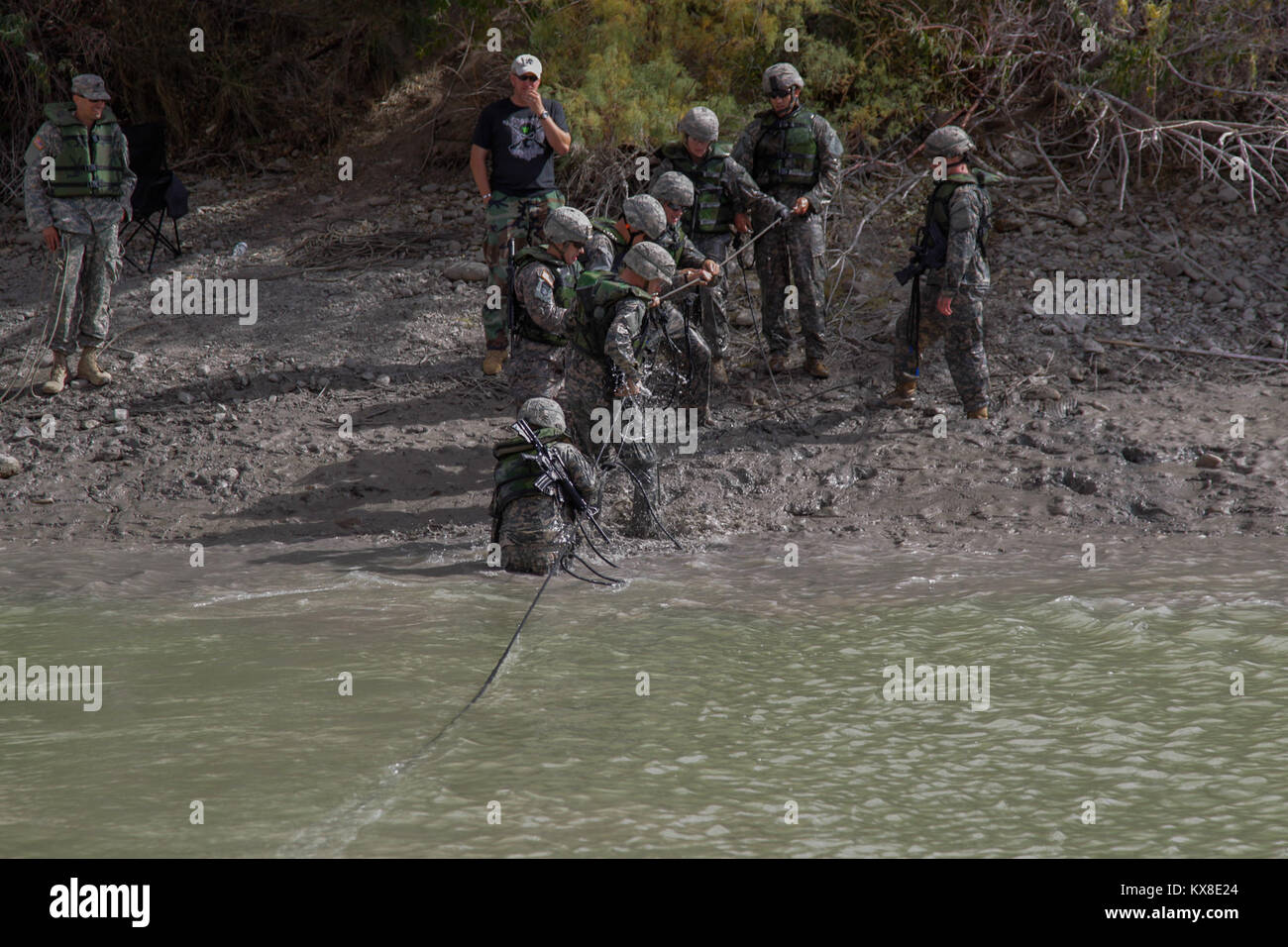 US Army National Guard river crossing teamwork Stock Photo - Alamy