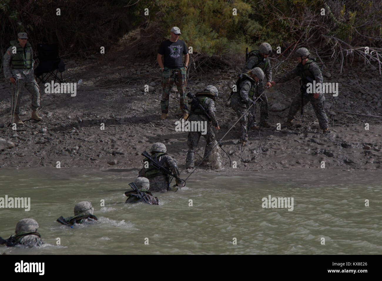 US Army National Guard river crossing teamwork Stock Photo - Alamy