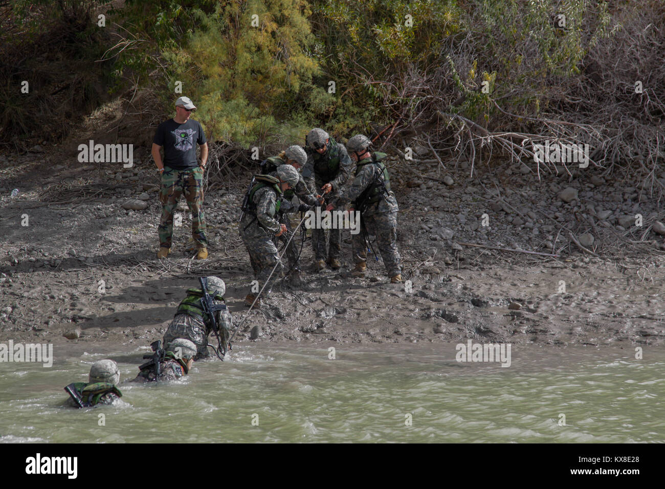US Army National Guard river crossing teamwork Stock Photo - Alamy