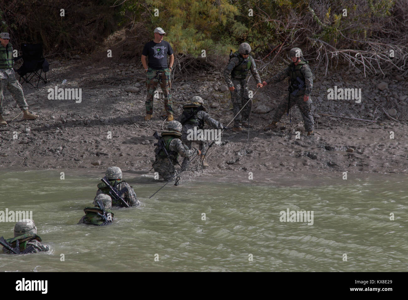 US Army National Guard river crossing teamwork Stock Photo - Alamy