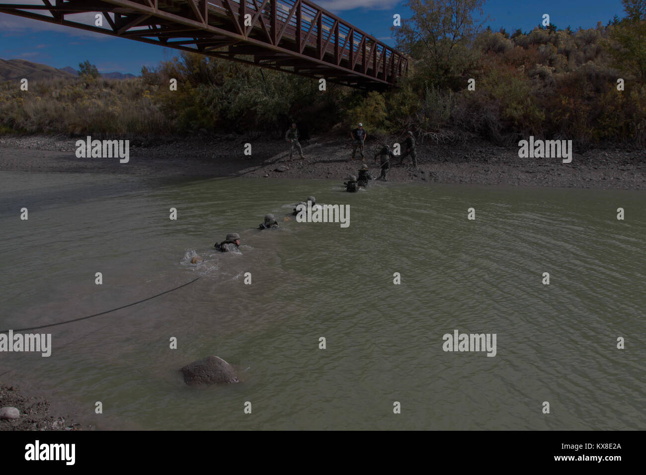 US Army National Guard river crossing teamwork Stock Photo - Alamy
