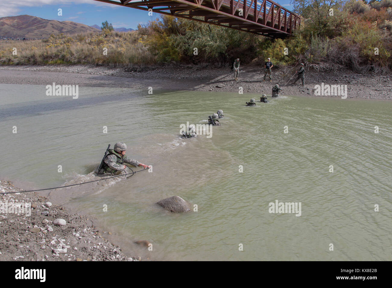 US Army National Guard river crossing teamwork Stock Photo - Alamy