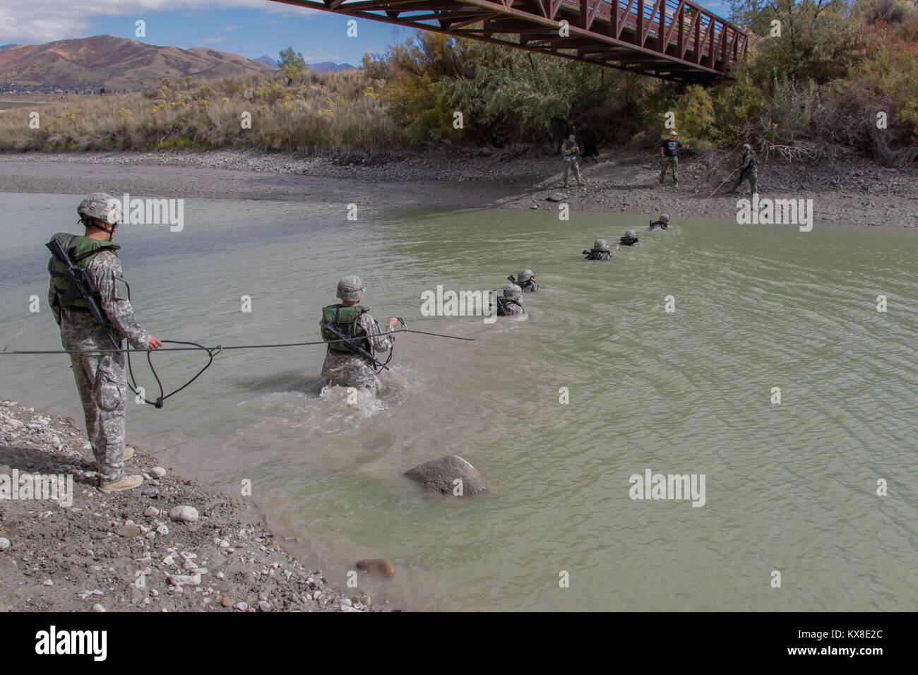 US Army National Guard river crossing teamwork Stock Photo - Alamy