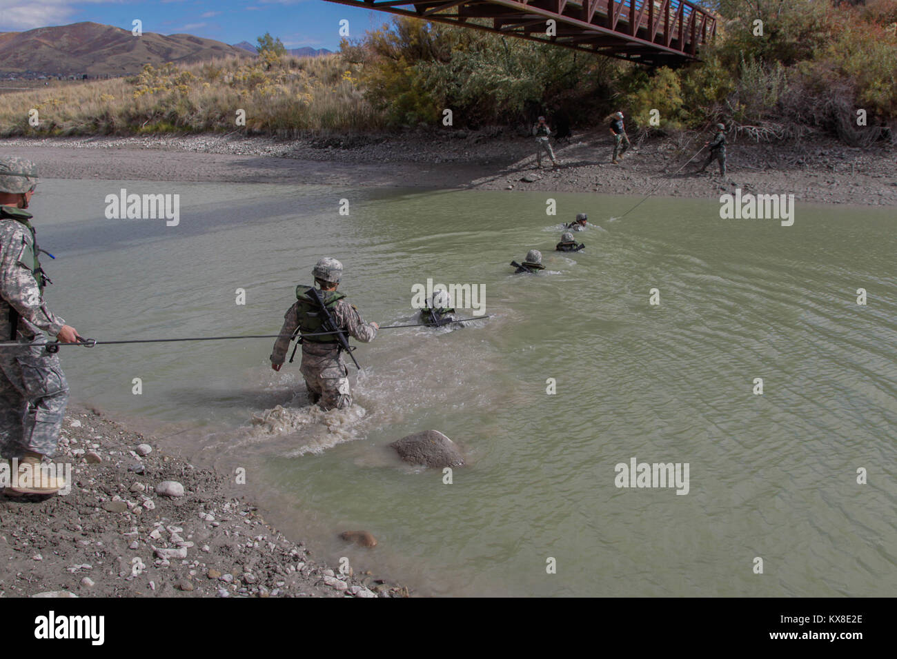 US Army National Guard river crossing teamwork Stock Photo - Alamy