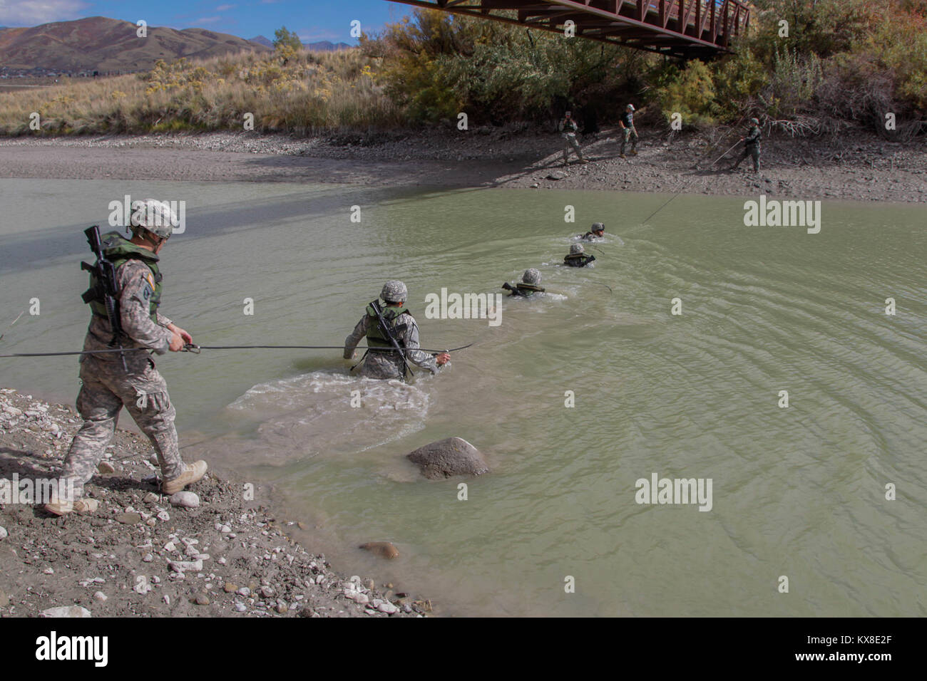 US Army National Guard river crossing teamwork Stock Photo - Alamy