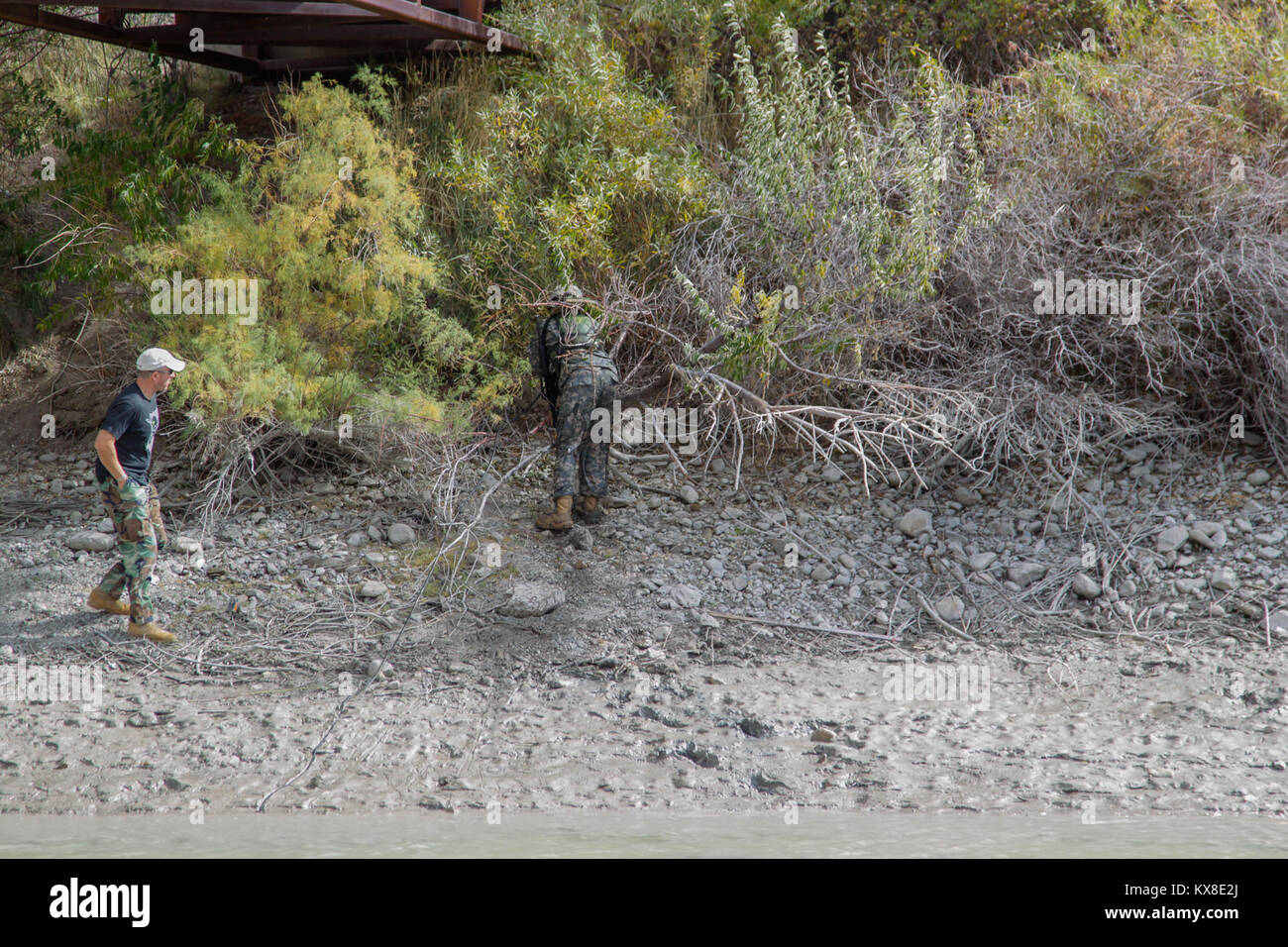 US Army National Guard river crossing teamwork Stock Photo - Alamy