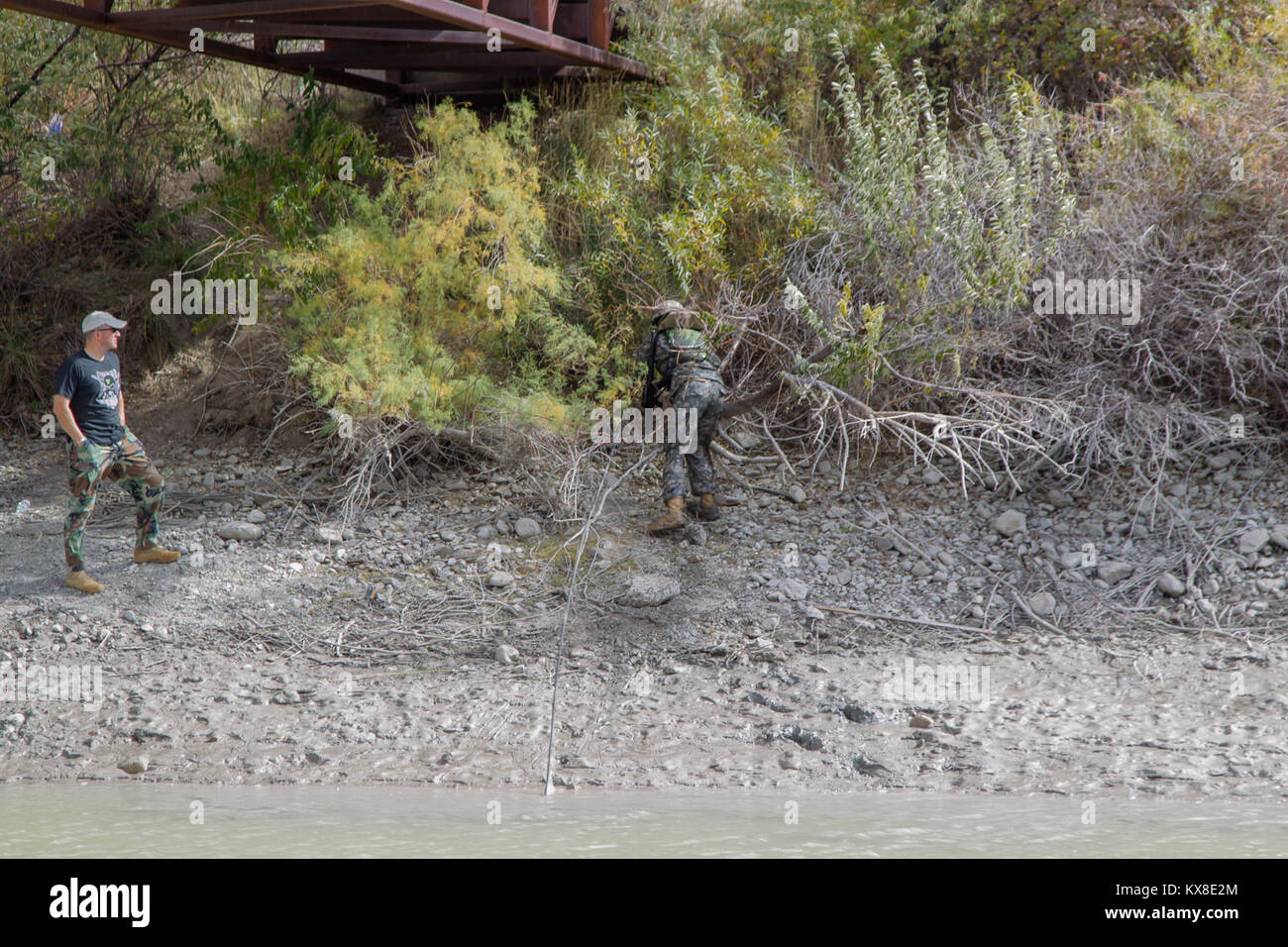US Army National Guard river crossing teamwork Stock Photo - Alamy