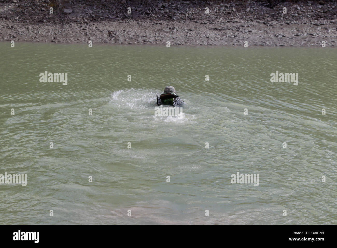 US Army National Guard river crossing teamwork Stock Photo - Alamy