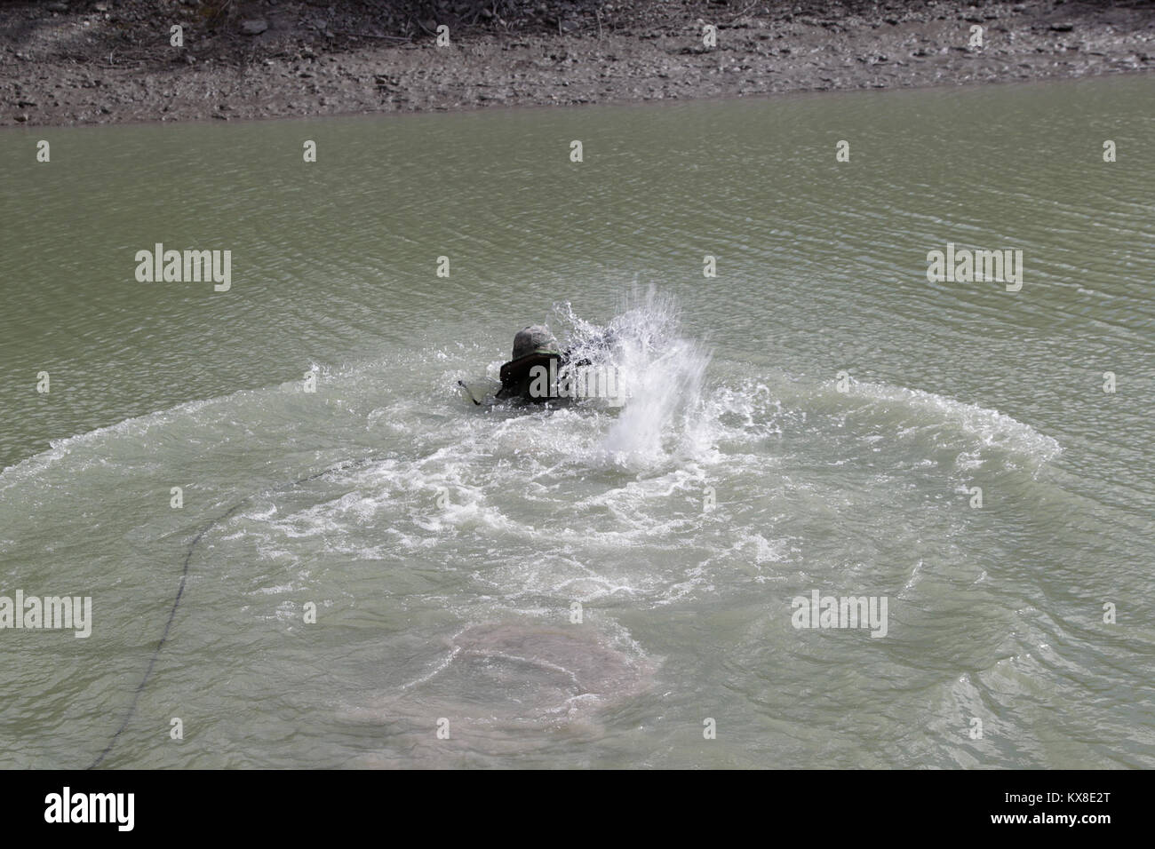 US Army National Guard river crossing teamwork Stock Photo - Alamy