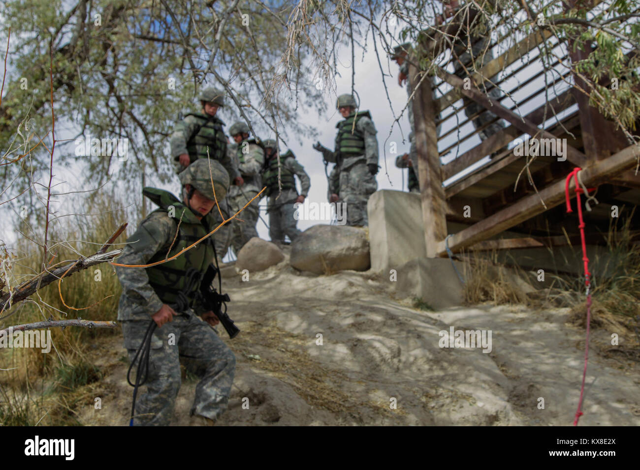 US Army National Guard river crossing teamwork Stock Photo - Alamy