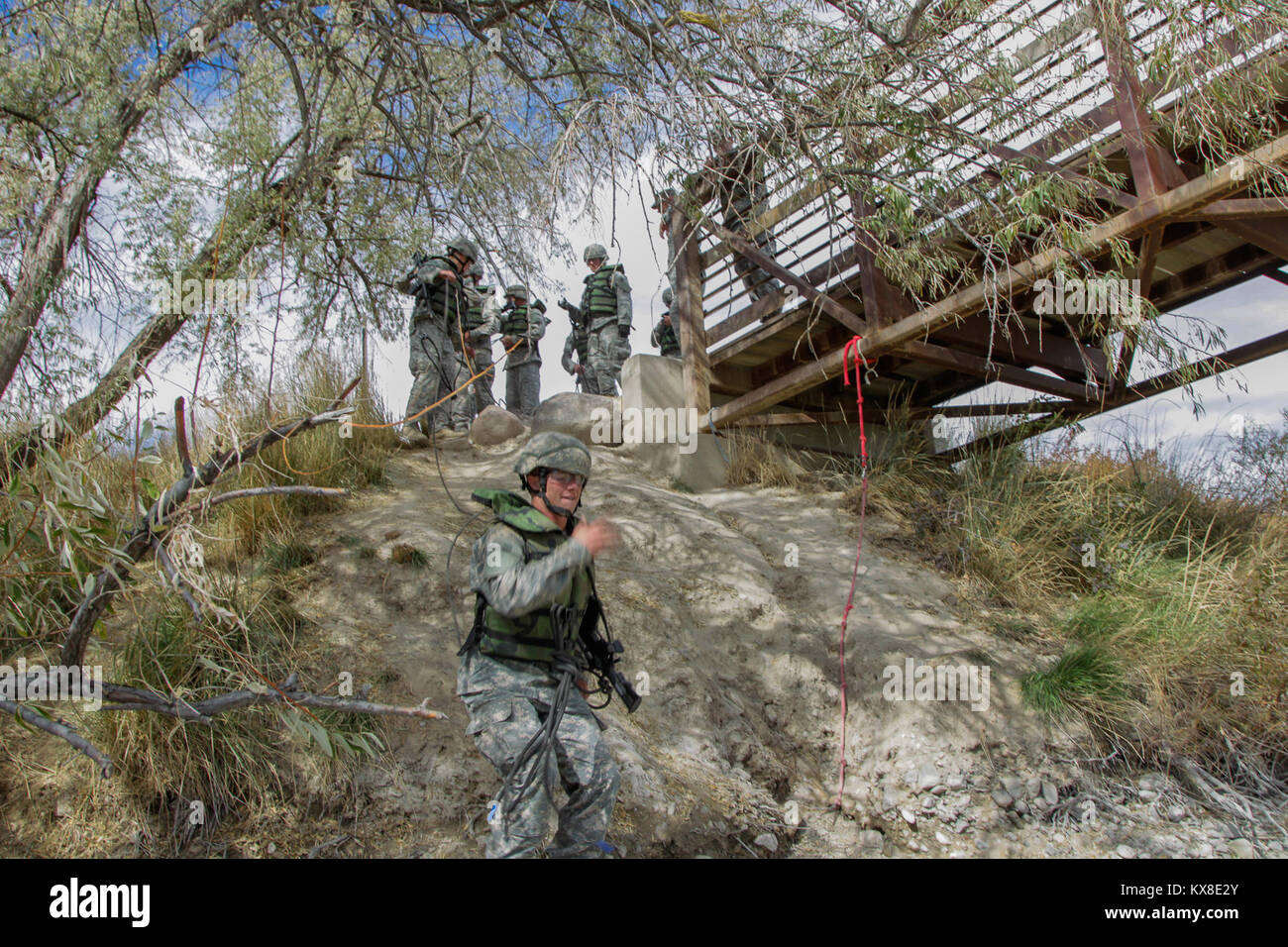 US Army National Guard river crossing teamwork Stock Photo - Alamy
