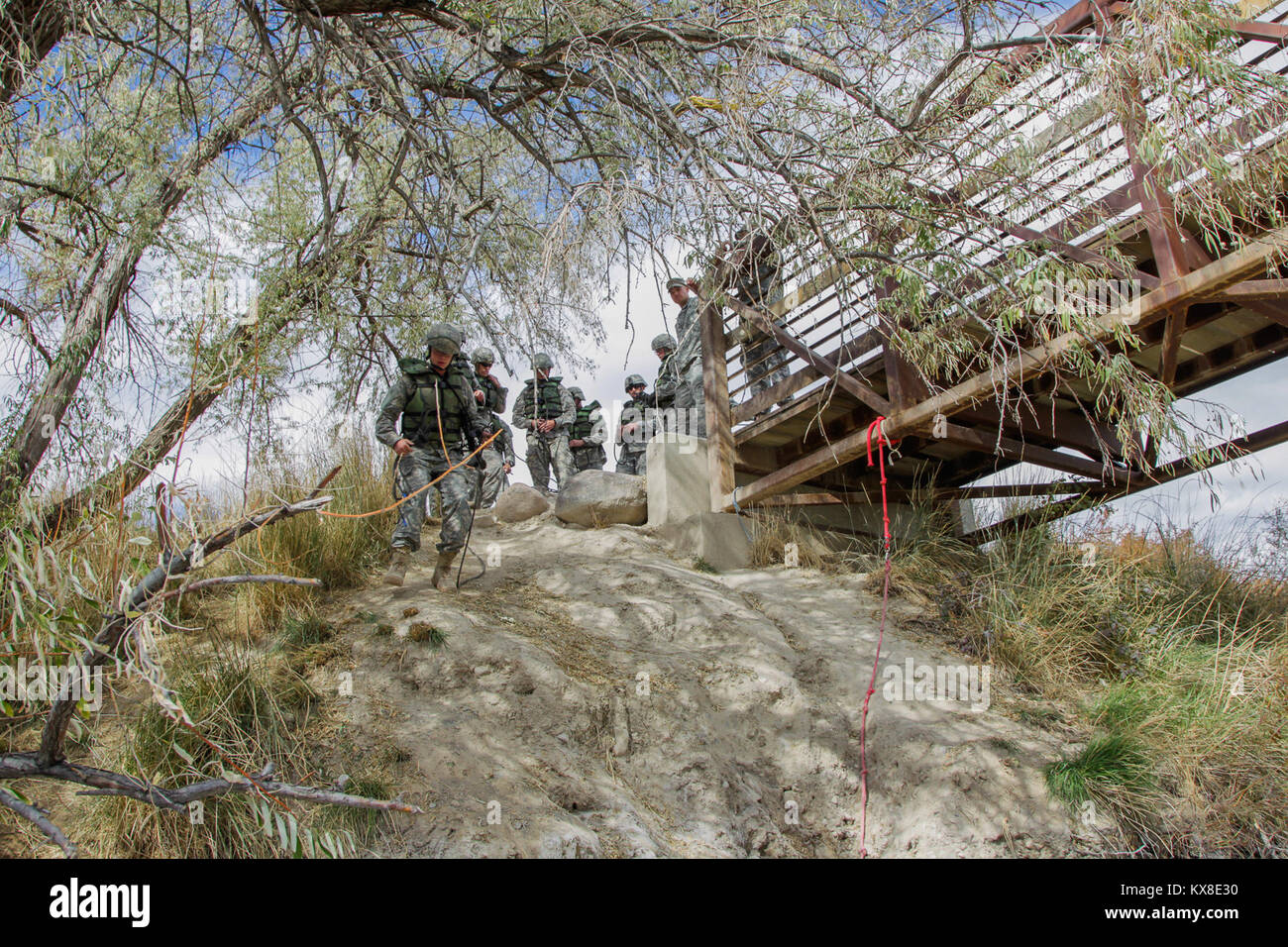 US Army National Guard river crossing teamwork Stock Photo - Alamy