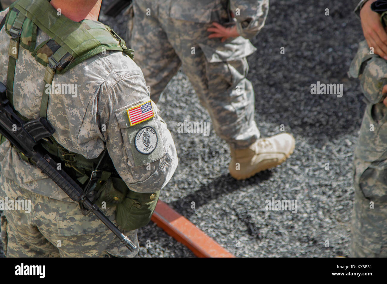 US Army National Guard river crossing teamwork Stock Photo - Alamy