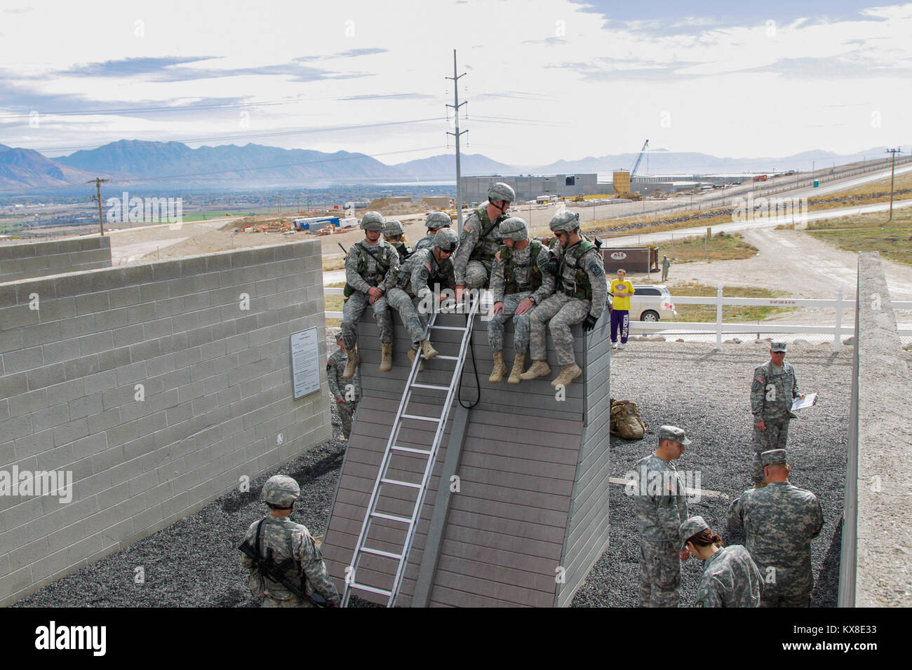 US Army National Guard high wall teamwork training Stock Photo - Alamy
