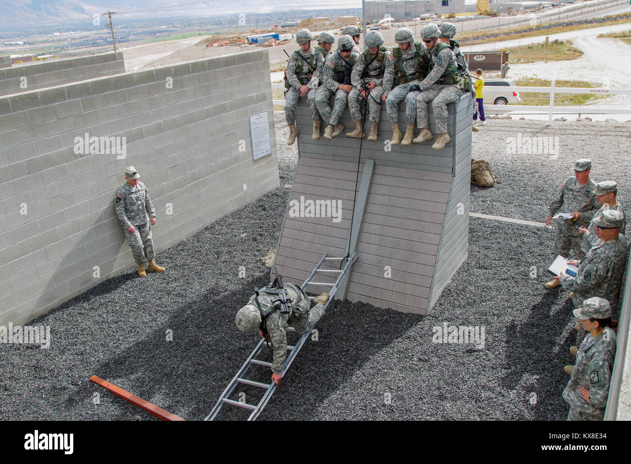 US Army National Guard high wall teamwork training Stock Photo - Alamy