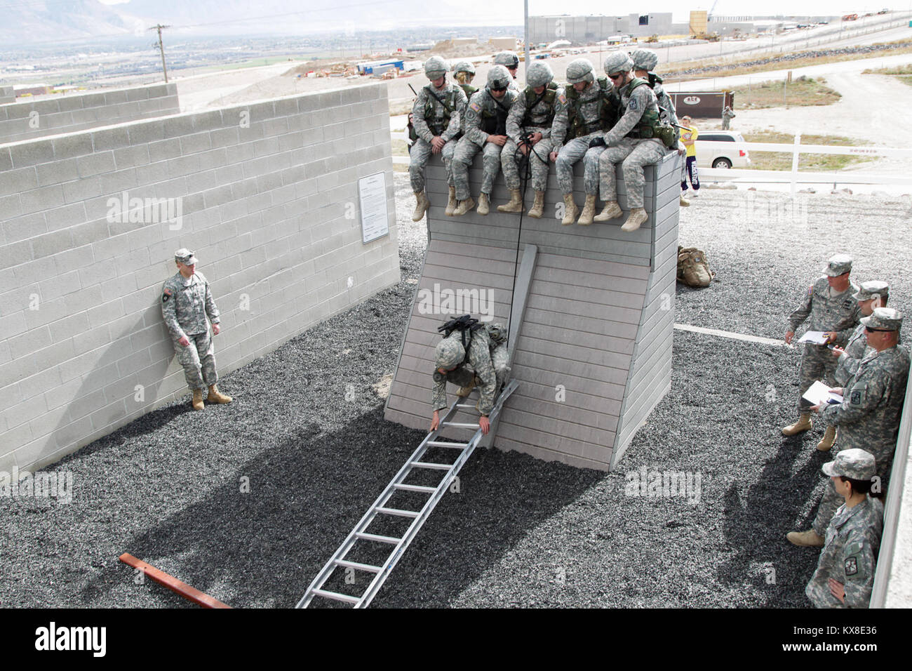 US Army National Guard high wall teamwork training Stock Photo - Alamy