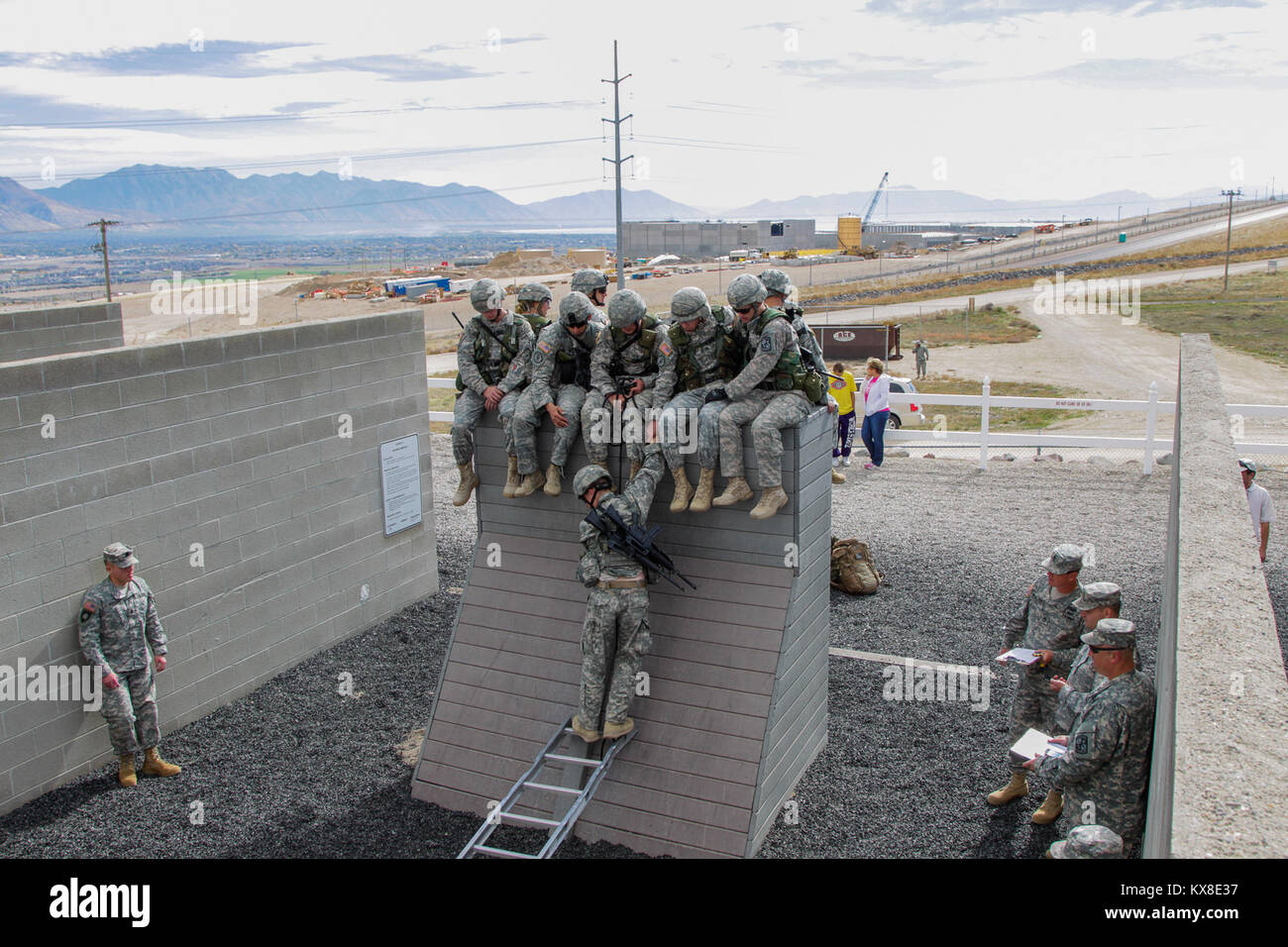 US Army National Guard high wall teamwork training Stock Photo - Alamy