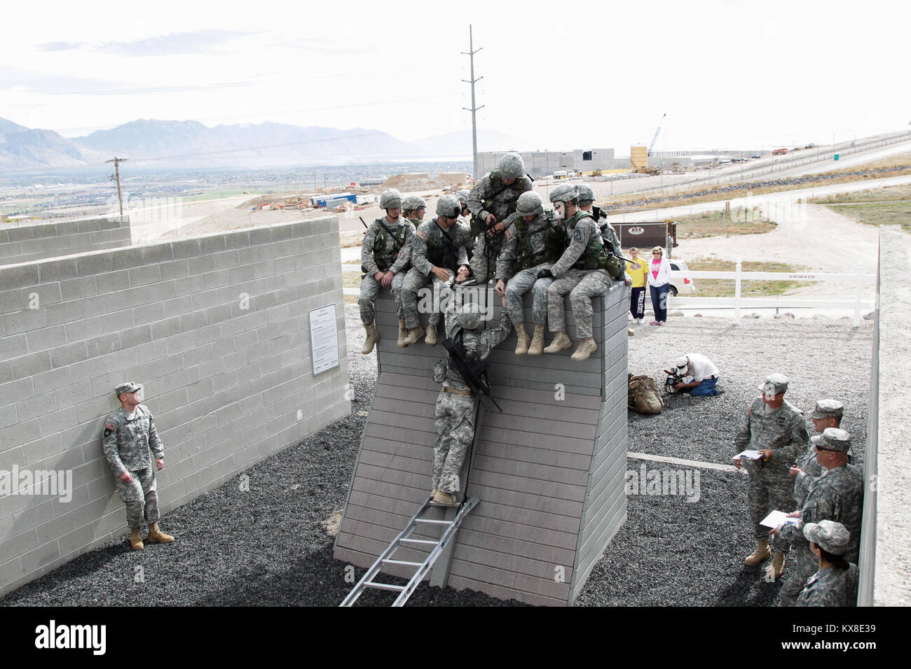 US Army National Guard high wall teamwork training Stock Photo - Alamy