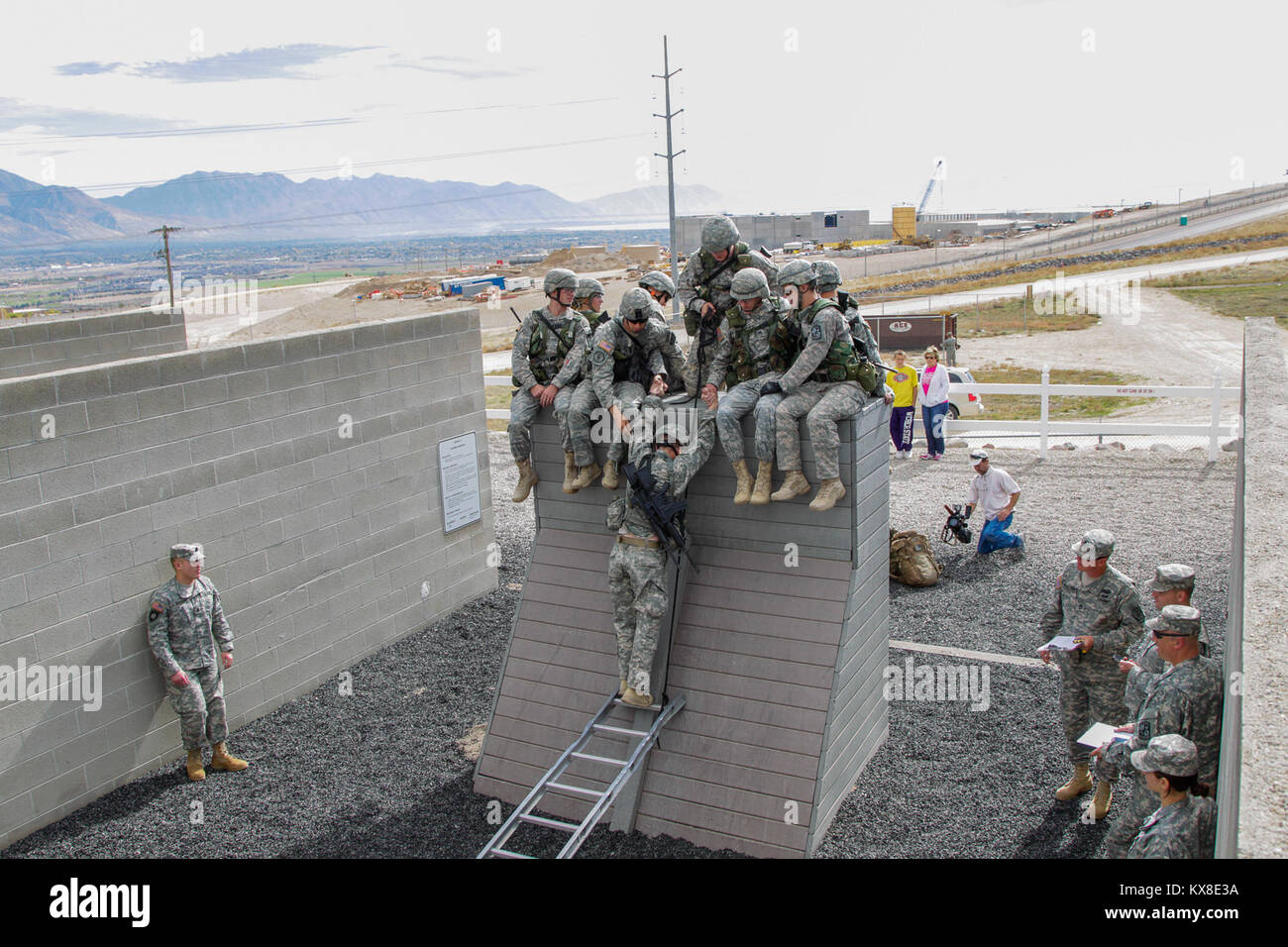 US Army National Guard high wall teamwork training Stock Photo - Alamy
