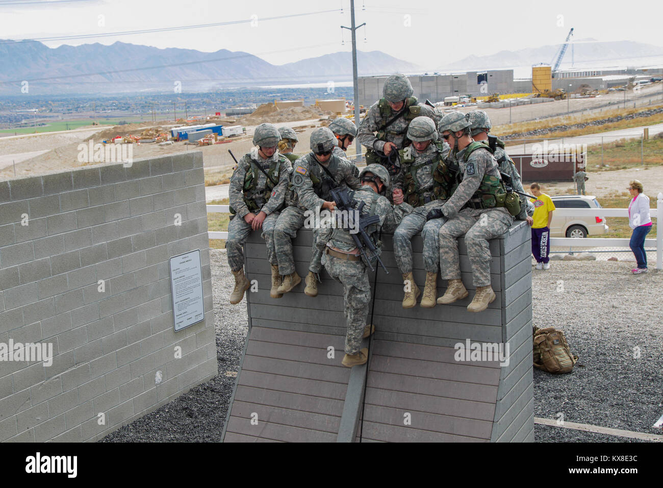 US Army National Guard high wall teamwork training Stock Photo - Alamy