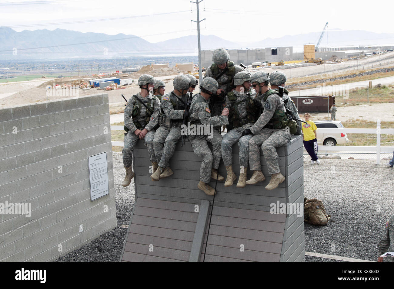 US Army National Guard high wall teamwork training Stock Photo - Alamy