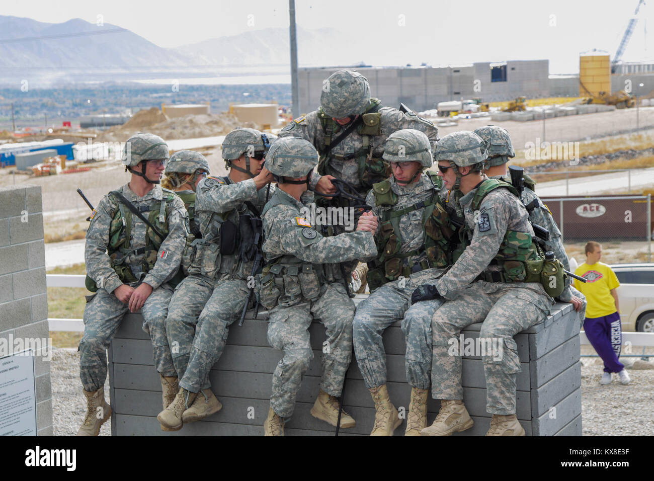 US Army National Guard high wall teamwork training Stock Photo - Alamy