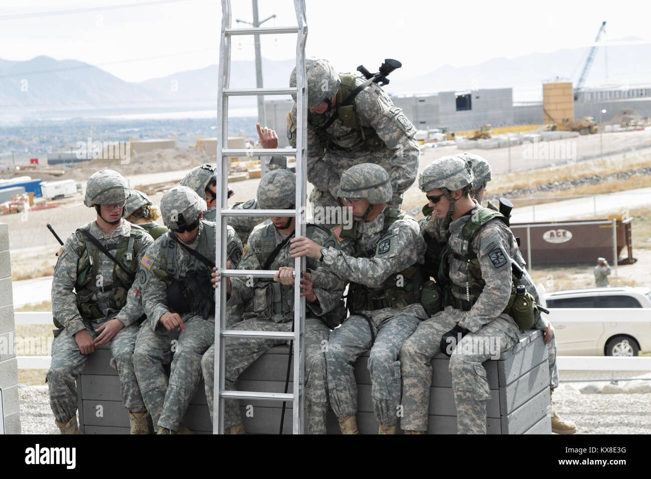 US Army National Guard high wall teamwork training Stock Photo - Alamy