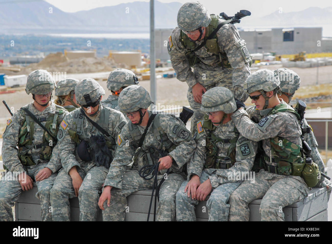 US Army National Guard high wall teamwork training Stock Photo - Alamy