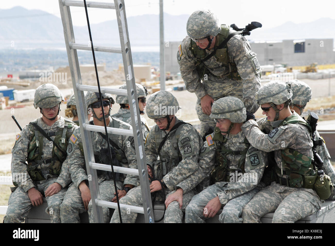 US Army National Guard high wall teamwork training Stock Photo - Alamy