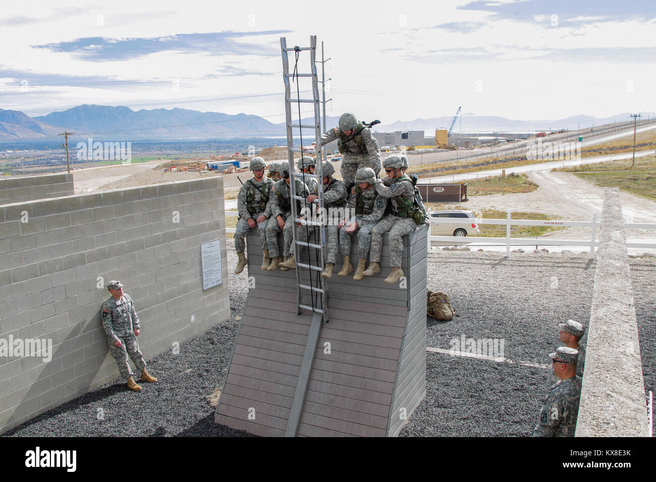 US Army National Guard high wall teamwork training Stock Photo - Alamy