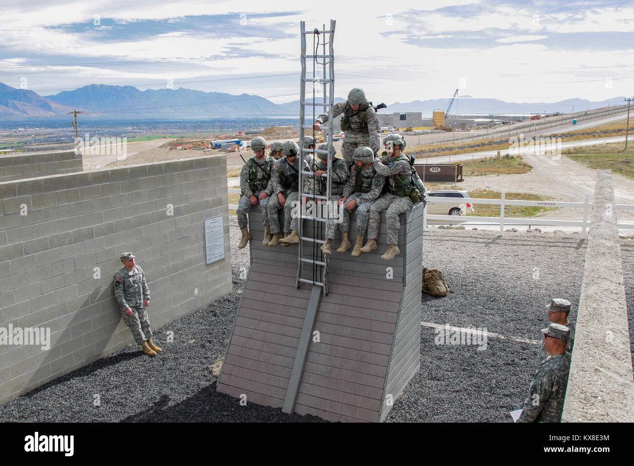 US Army National Guard high wall teamwork training Stock Photo - Alamy