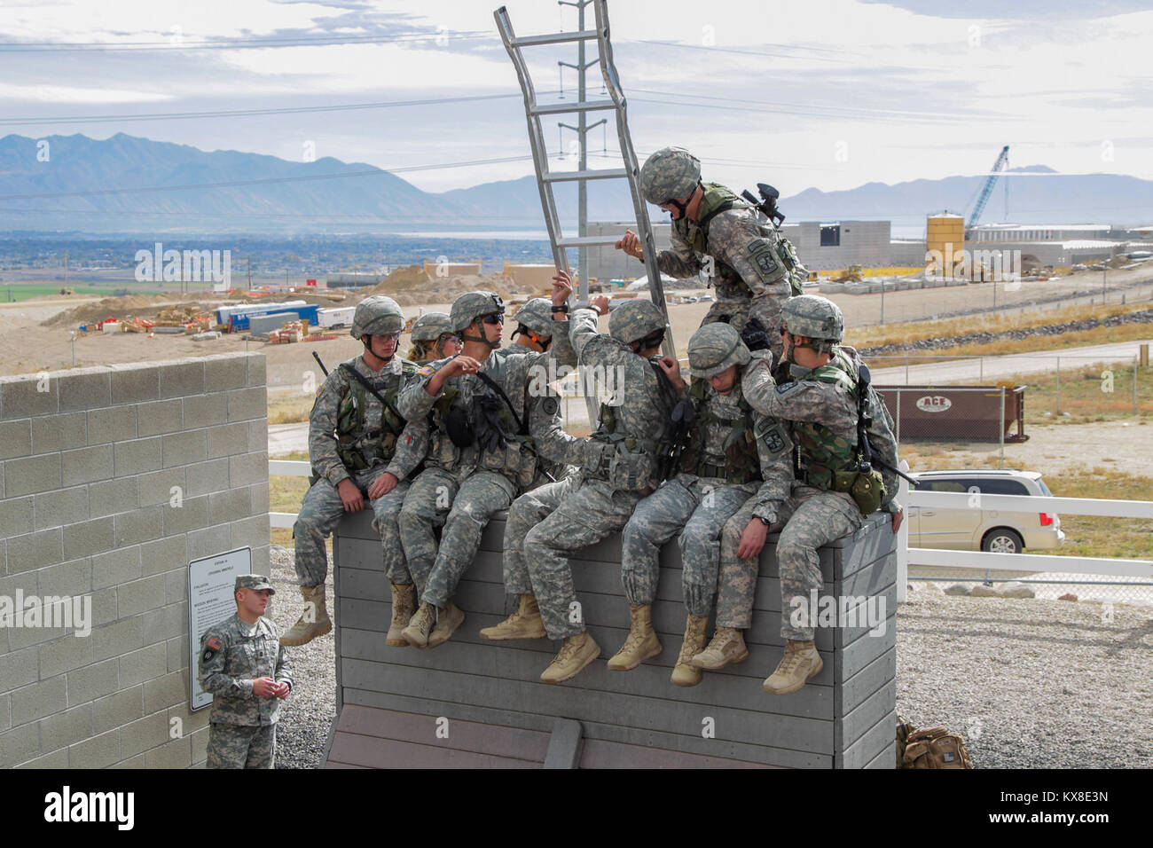 US Army National Guard high wall teamwork training Stock Photo - Alamy