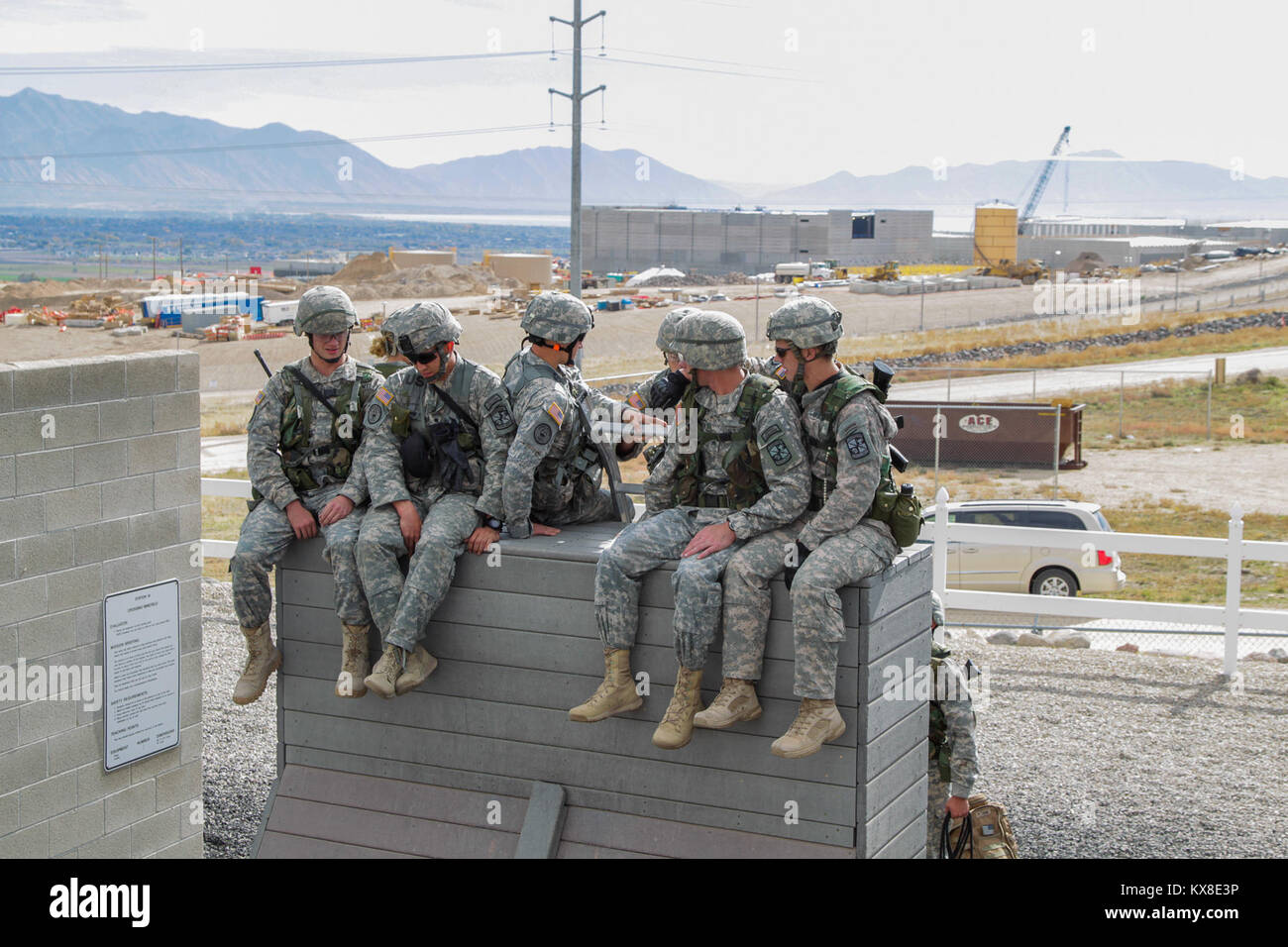 US Army National Guard high wall teamwork training Stock Photo - Alamy