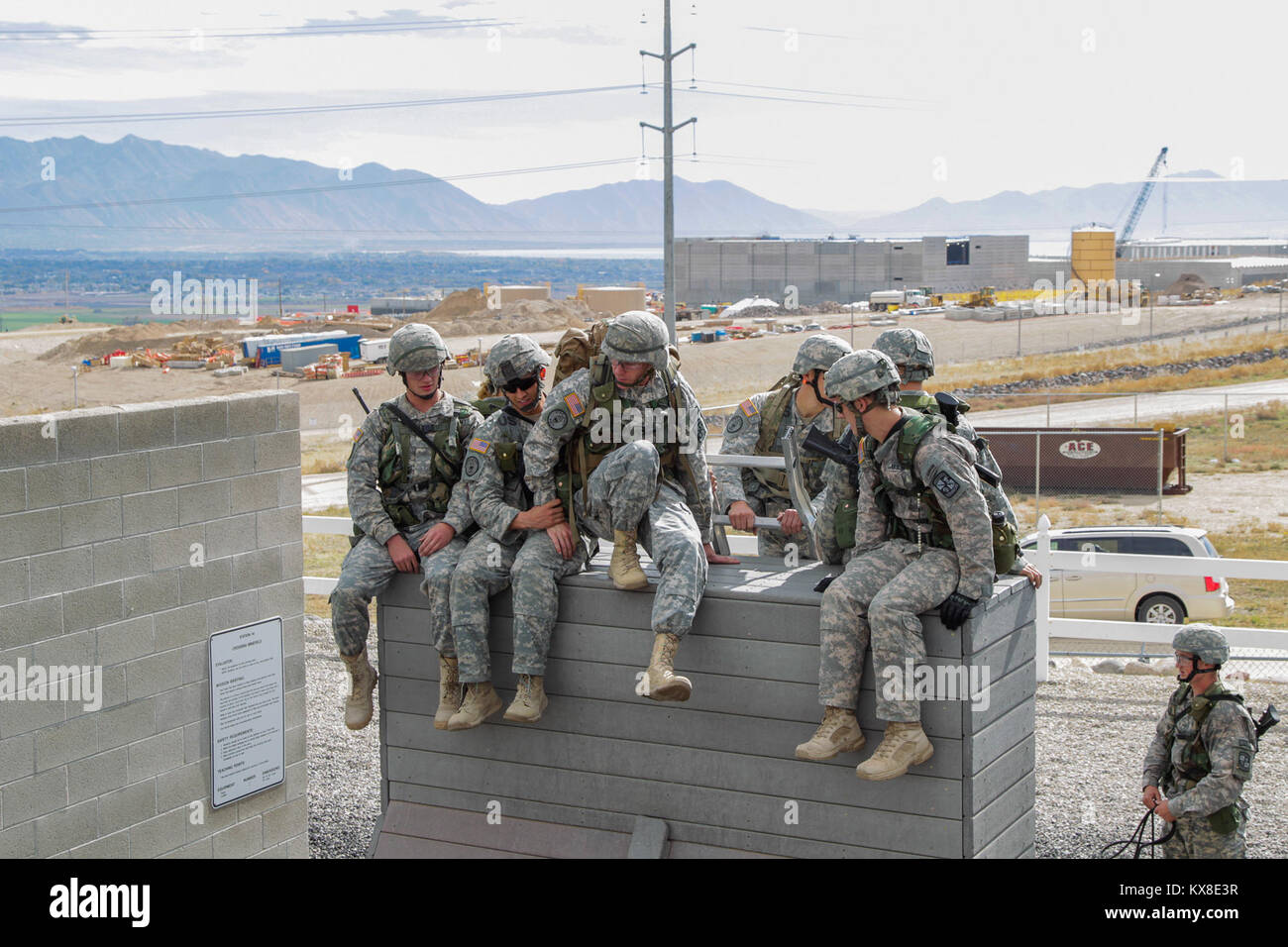 US Army National Guard high wall teamwork training Stock Photo - Alamy