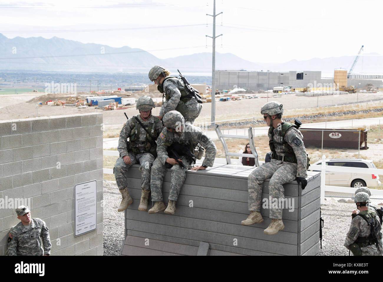 US Army National Guard high wall teamwork training Stock Photo - Alamy