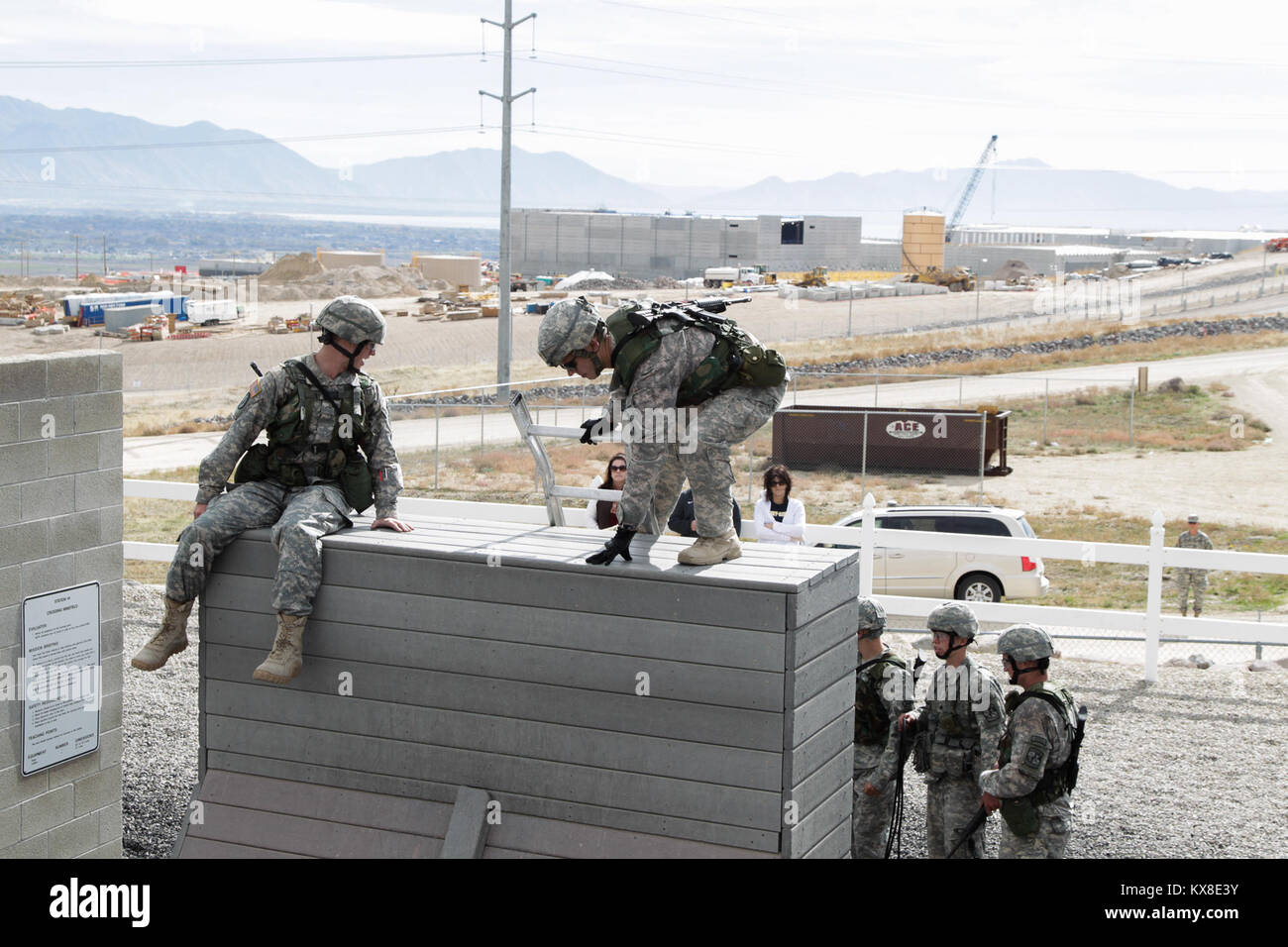 US Army National Guard high wall teamwork training Stock Photo - Alamy